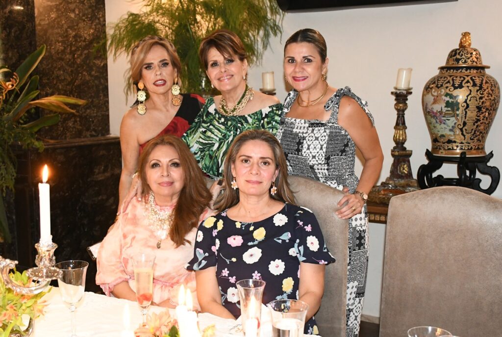 Hellen Famania de Rojo disfruta velada de cumpleaños - Perfiles