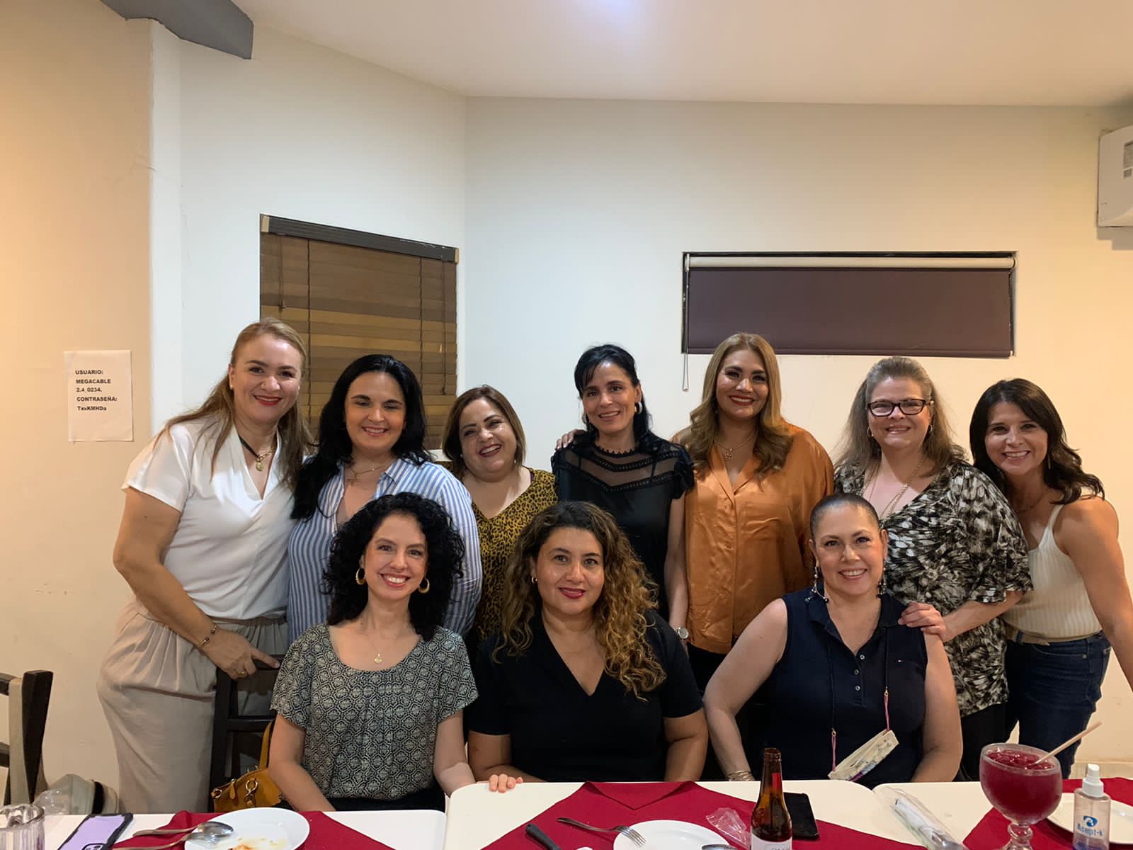 Feliz encuentro de amigas y excompañeras del Colegio Montferrant - Perfiles