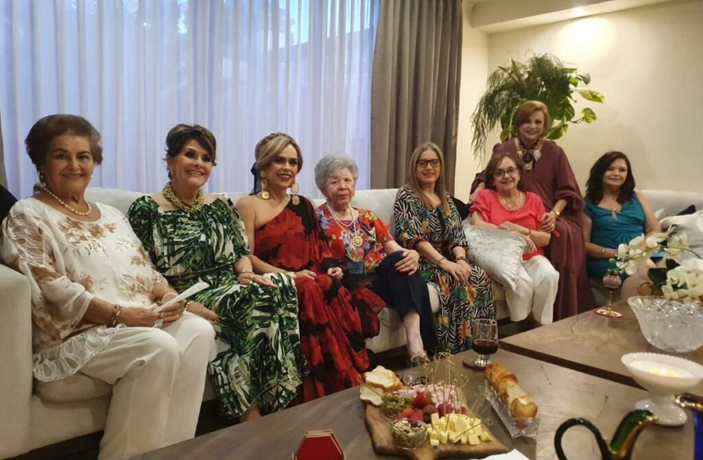 Hellen Famania de Rojo disfruta velada de cumpleaños - Perfiles