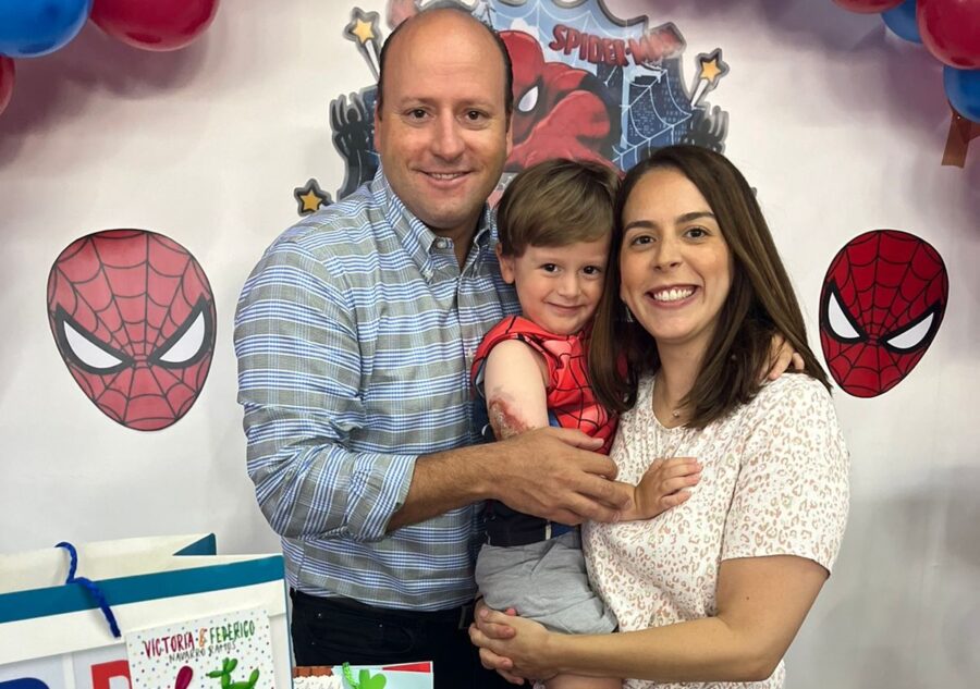 Sebastián Bórquez Fonseca festeja con Spiderman - Perfiles