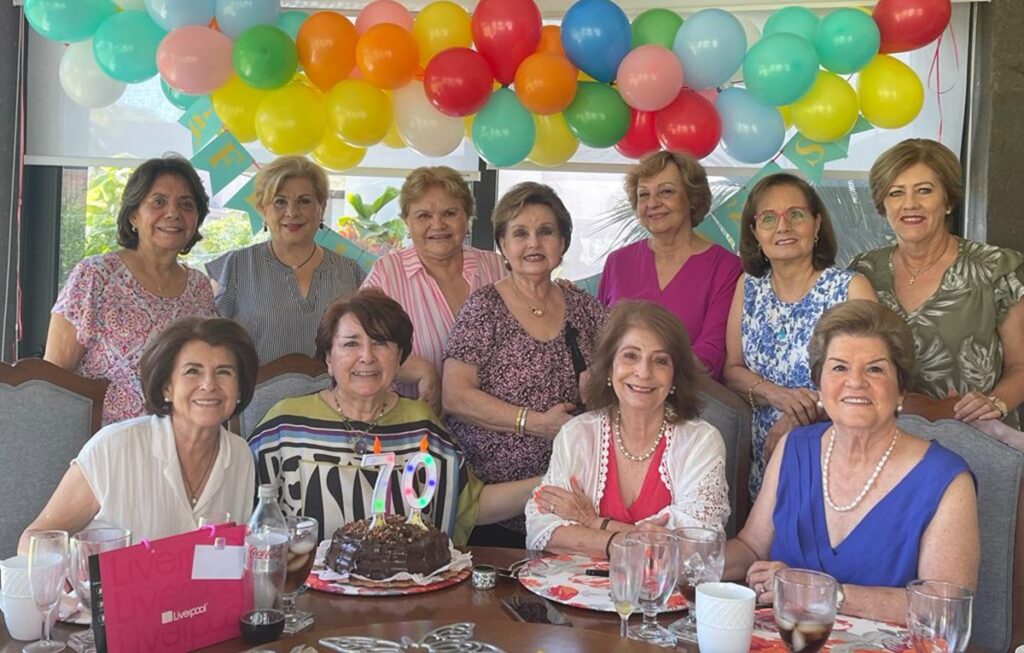 María Teresa de Lemus es consentida por su cumpleaños - Perfiles