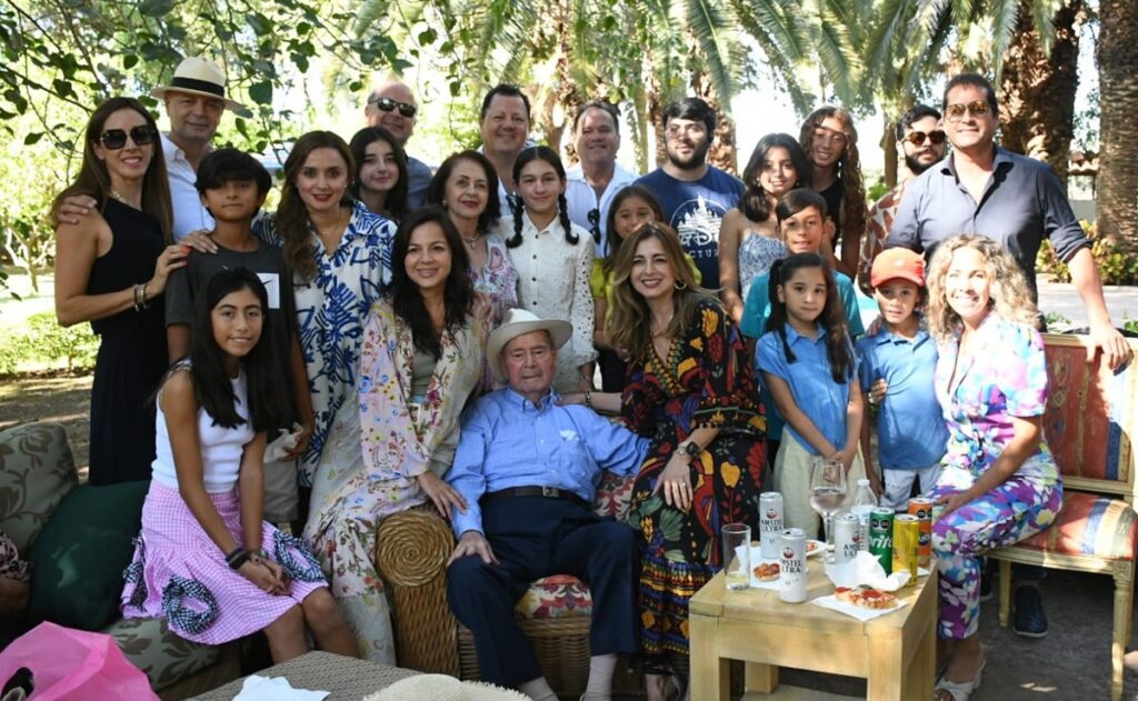 Feliz cumpleaños al capitán de la familia, don Roberto Balderrama ...