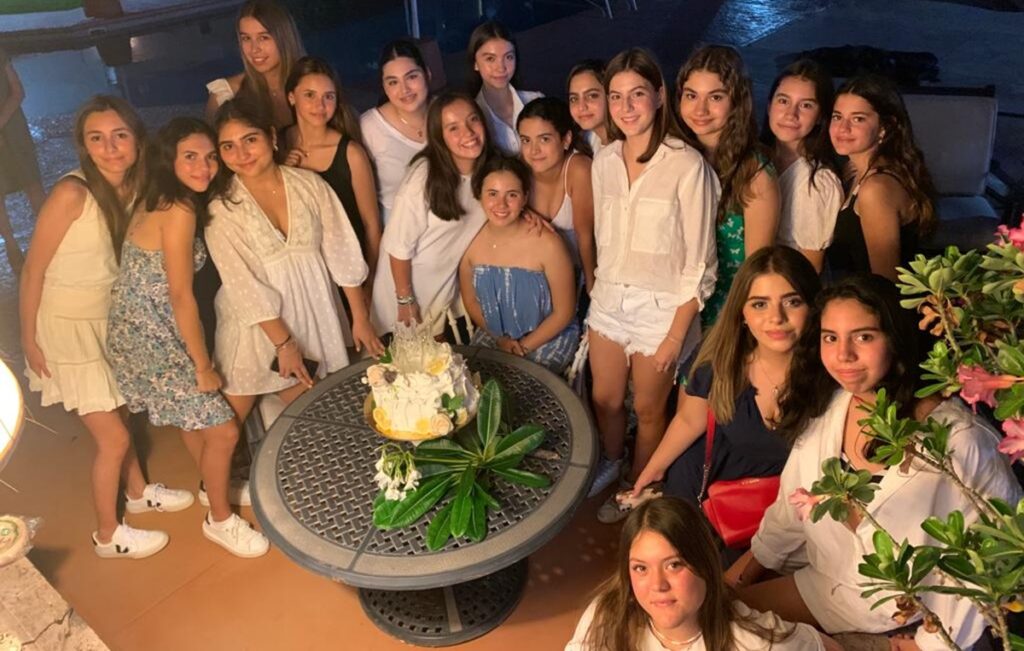 Felices quince años disfruta Mónica Pérez Reyes - Perfiles