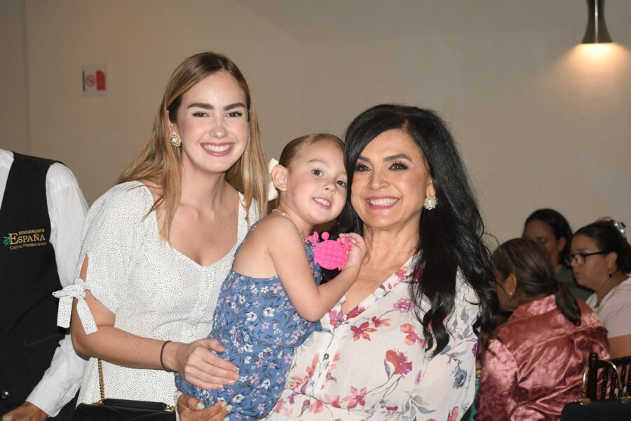 Paty López de García festeja su 59 aniversario de vida - Perfiles