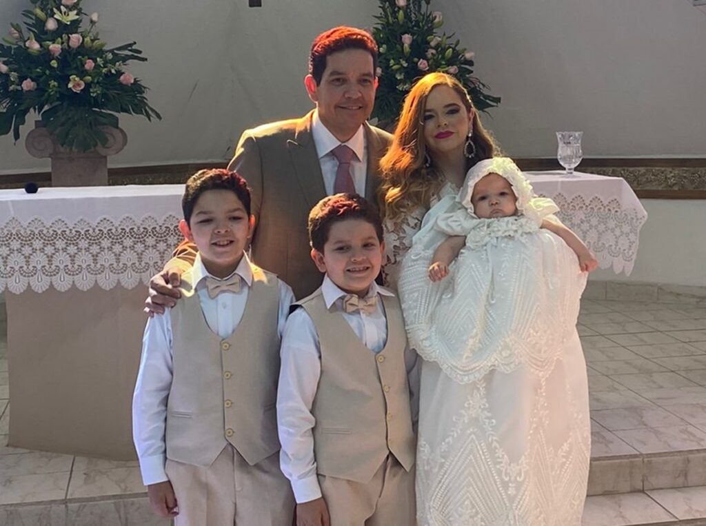 Recibe las aguas bautismales la pequeña hija de los Esquer Molina ...