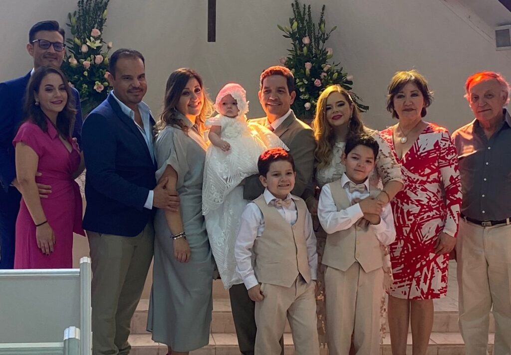 Recibe las aguas bautismales la pequeña hija de los Esquer Molina ...