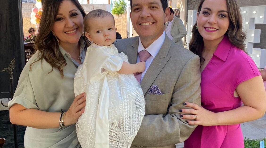 Recibe las aguas bautismales la pequeña hija de los Esquer Molina ...