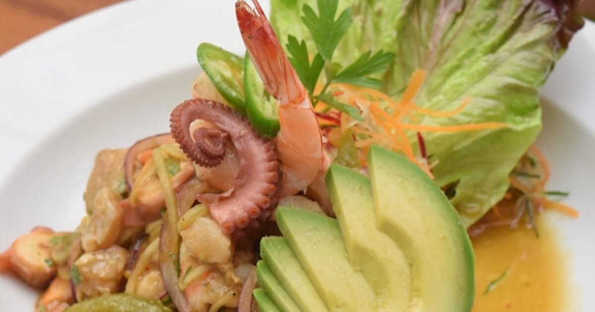 Ceviche de mariscos bahía con un estilo entre lo oriental y regional ...