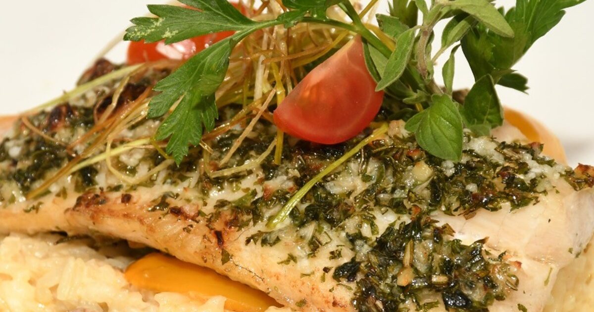 Pescado encostrado a las finas hierbas un platillo delicioso y ...