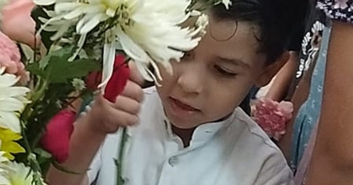 Niños llevan ofrenda a la virgen en la Parroquia del Sagrado Corazón ...