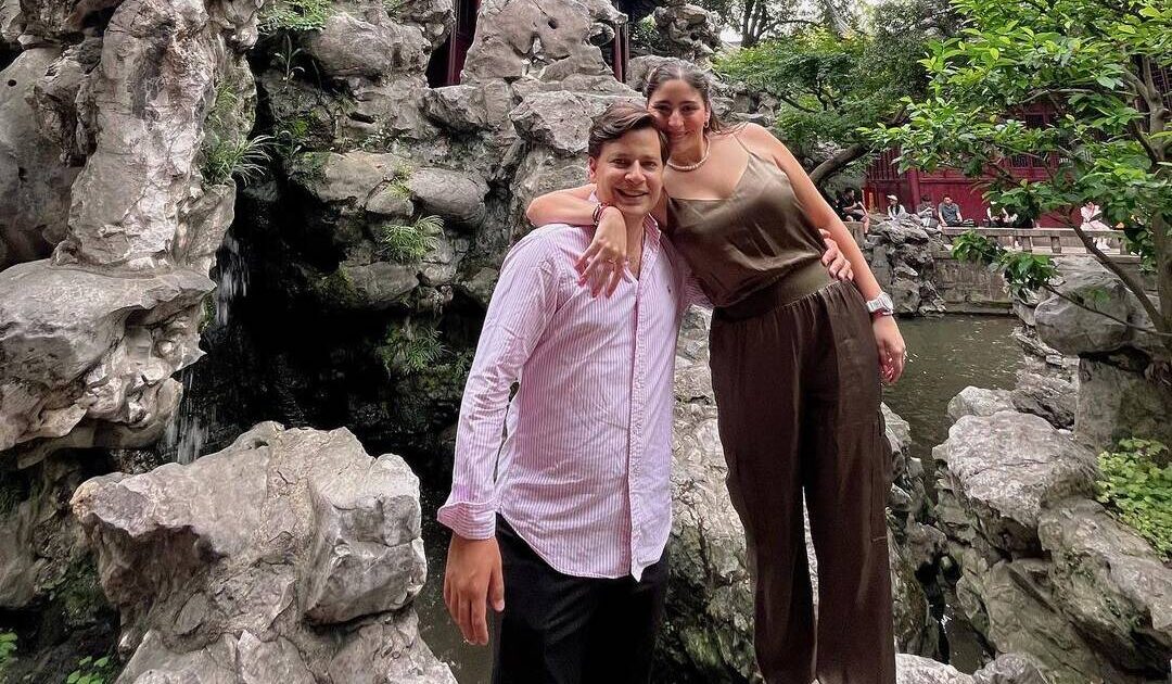 Ana María Zamora y Juan Carlos Esquer en el Jardín Yuyuan - Perfiles