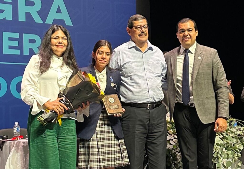 Ceremonia de clausura y reconocimientos para almunos del Andes - Perfiles