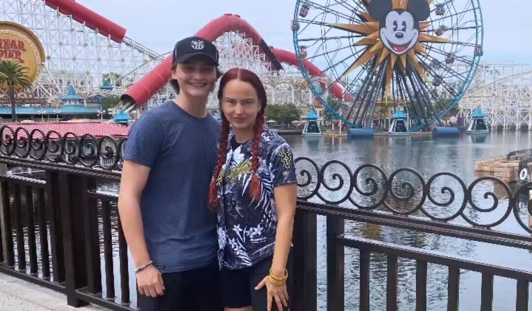Laura Graef se divierte en grande en Disney California - Perfiles