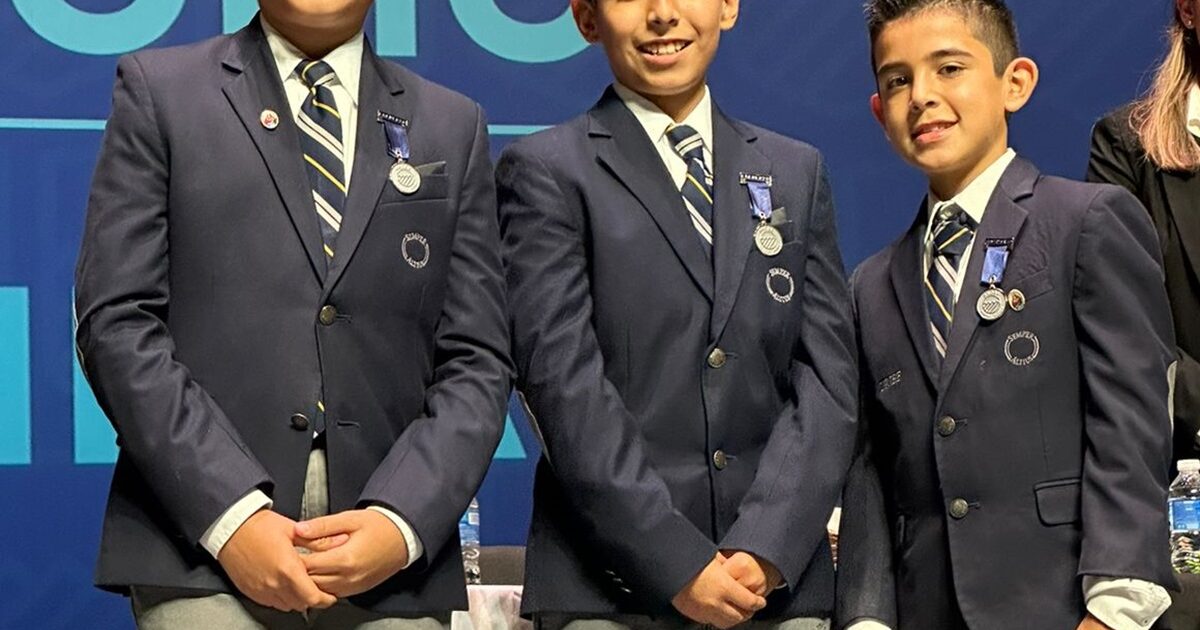 Ceremonia de clausura y reconocimientos para almunos del Andes - Perfiles